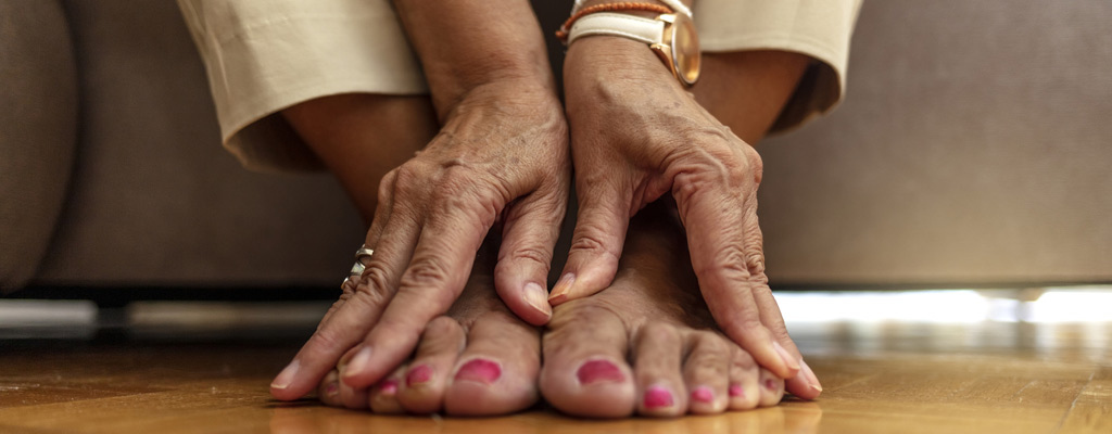 پا درد در سالمندان، دلایل و راهکارها – ازپزشک
